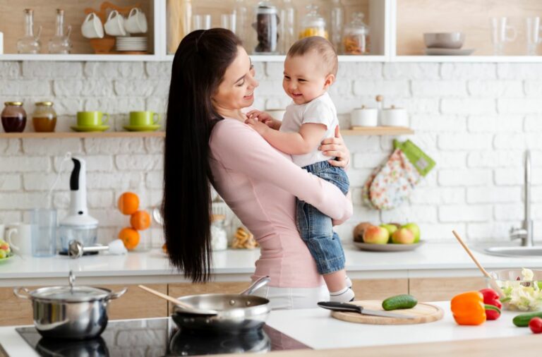 Comment faire rire un bébé ? Astuces et bienfaits développement